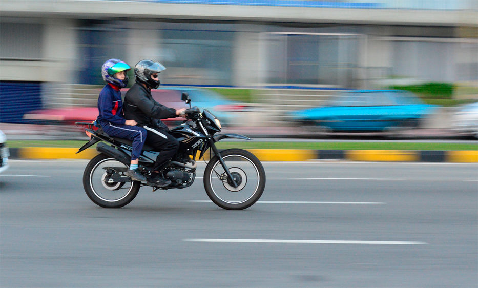 Analizan prohibir que circulen 2 personas en una misma moto